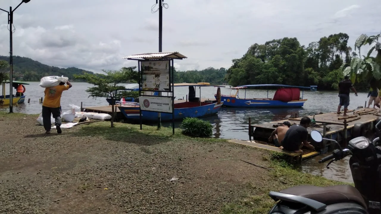 Perbaikan Ponton Dermaga Situ Lengkong Panjalu: Fasilitas Wisata Aman ...
